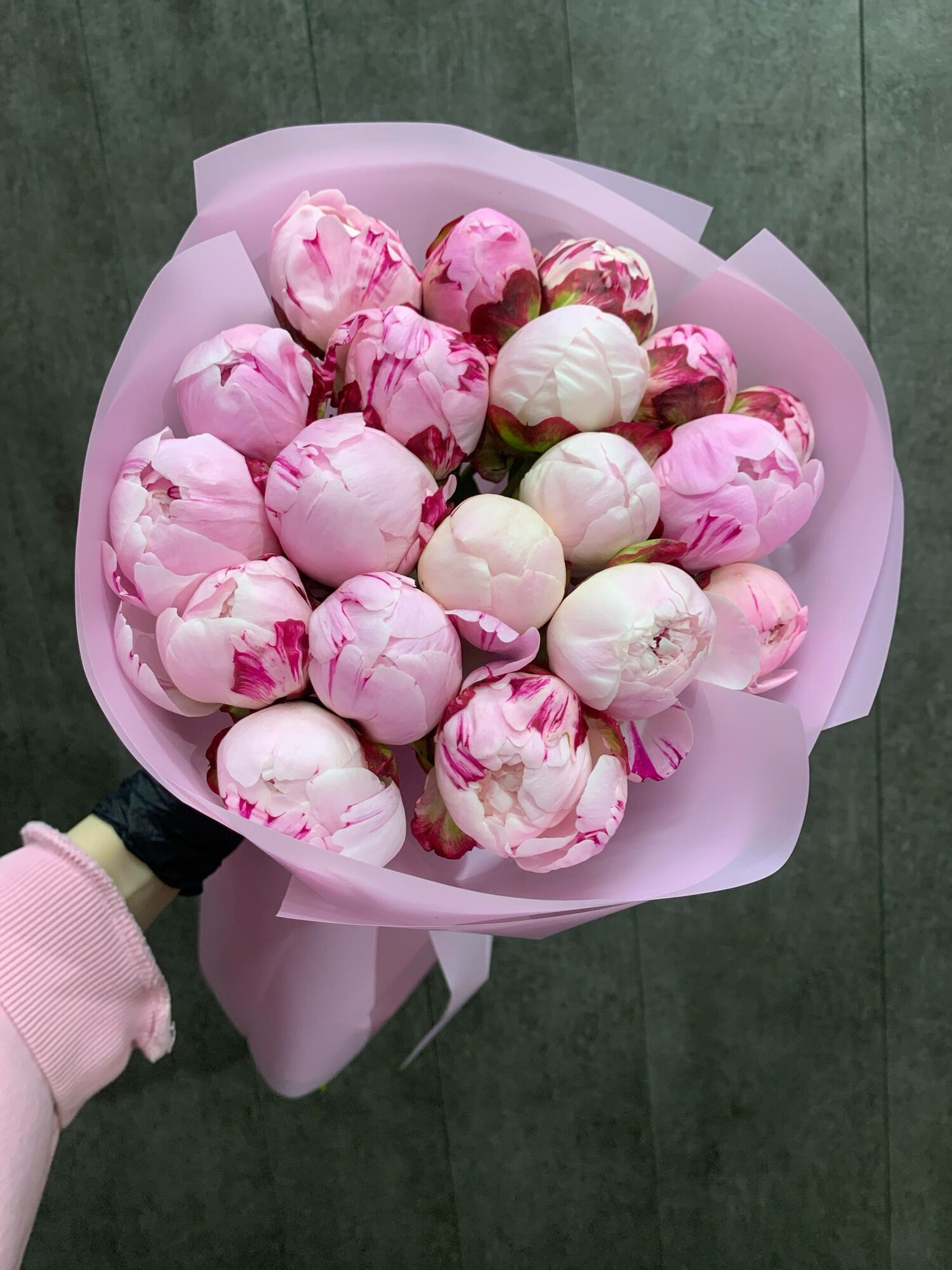 19 крупных пионов