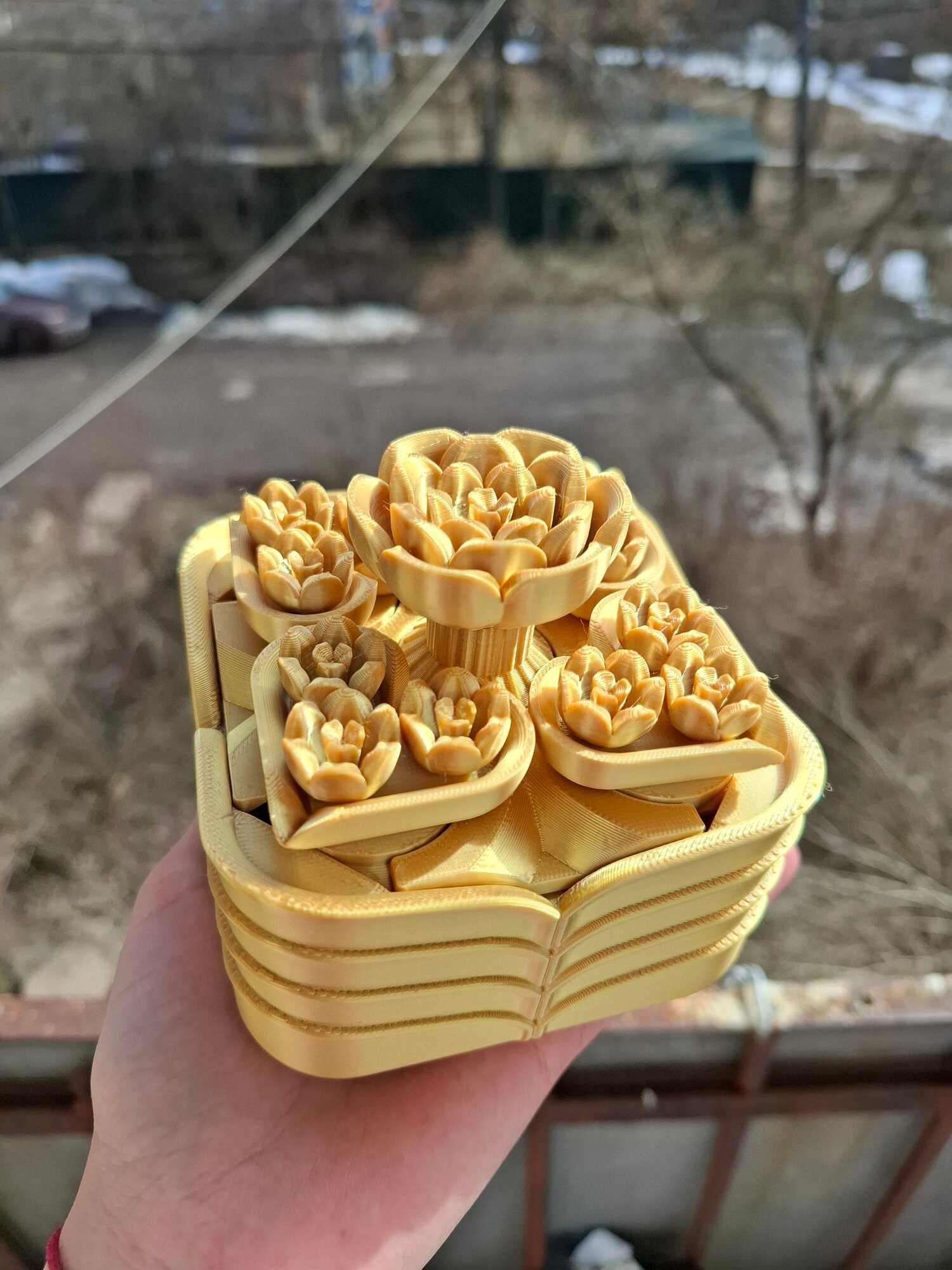 Шкатулка с необычным дизайном и механизмом из качественного пластика.