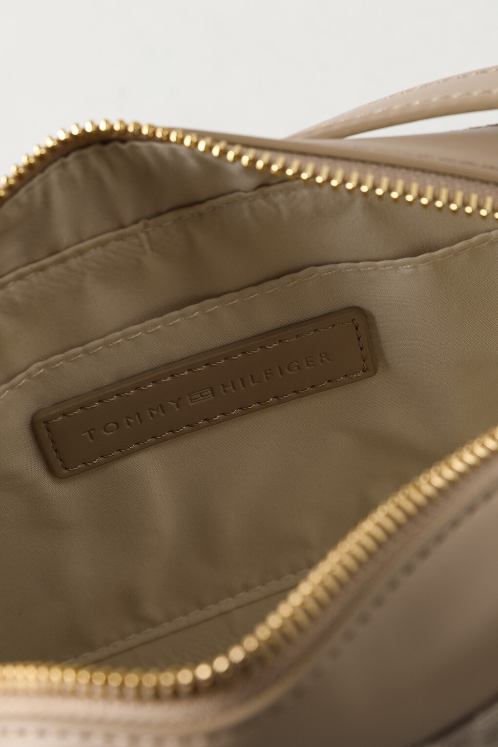 Сумка кросс-боди TOMMY HILFIGER, бежевый — фото 1