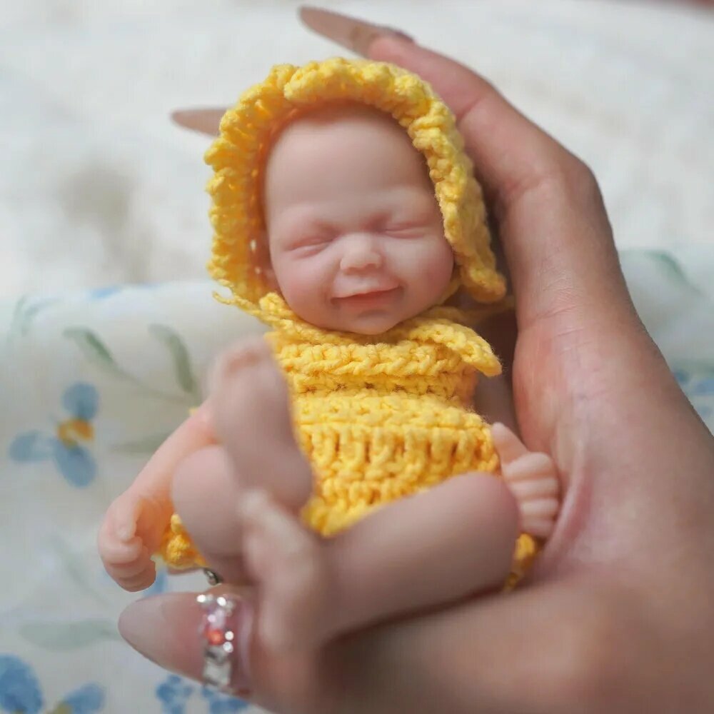 Реалистичная кукла Reborn 5,5 дюйма, силиконовая, для сна, с закрытыми глазами, улыбкой, миниатюрная кукла для маленьких девочек с желтыми аксессуарами для одежды