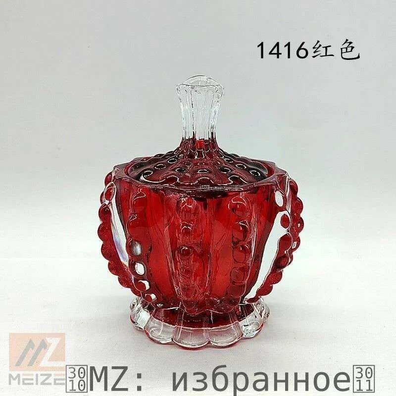 Конфетница из стекла красного цвета с крышкой для сладостей в праздничном дизайне