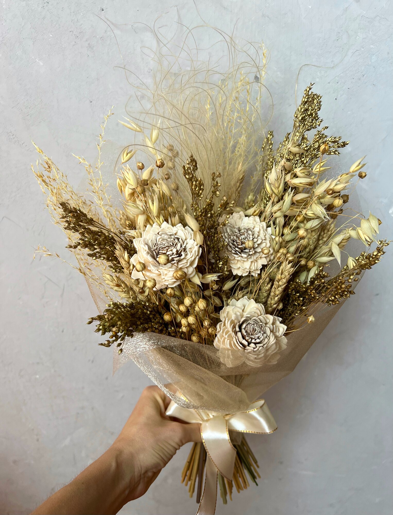 Букет из сухоцветов «Вояж», в бежево-золотой гамме, высота 35 см