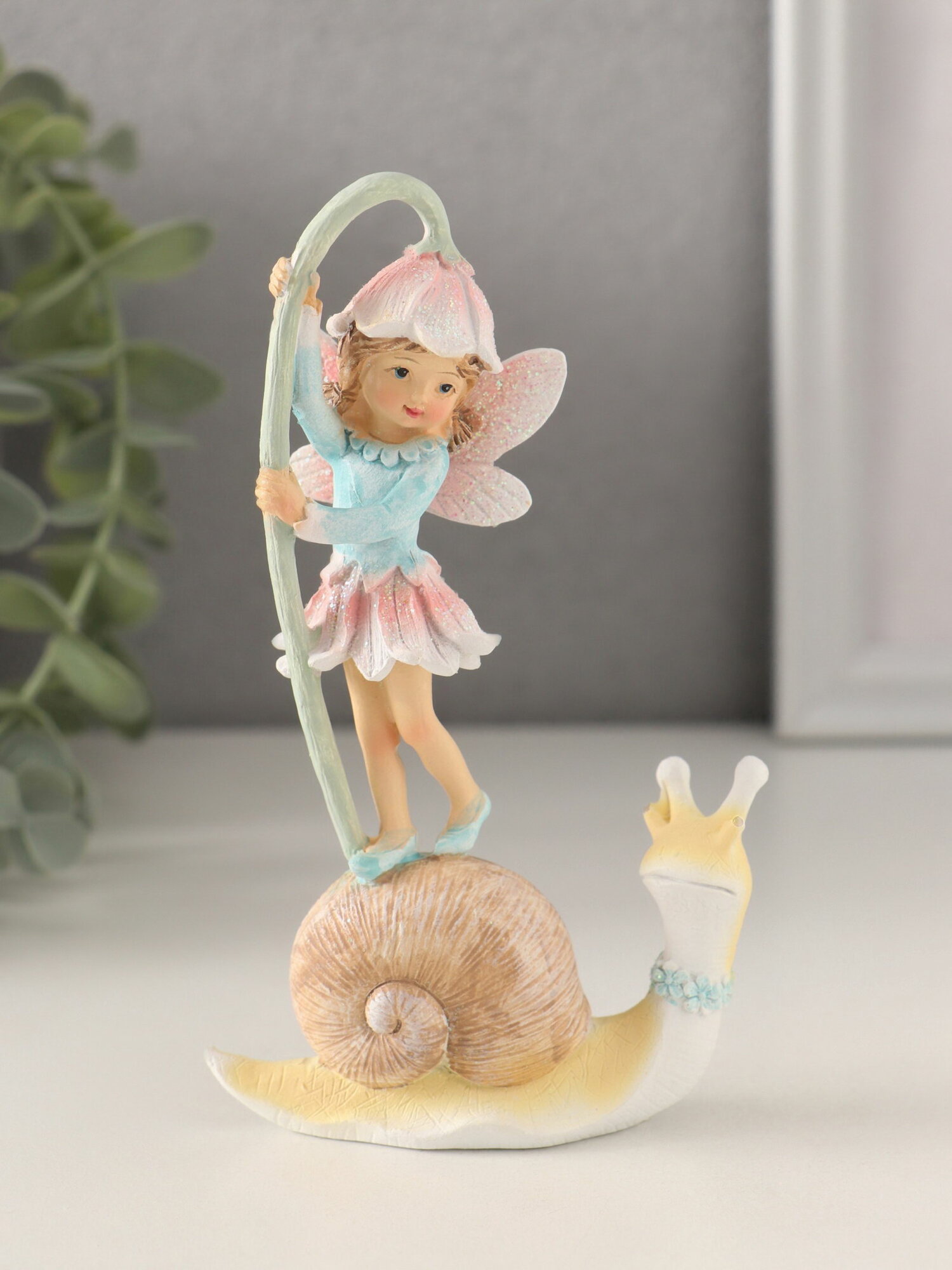 Фигурка полистоун "Девочка-фея на улитке с колокольчиком", 8x3.5x13.5 см
