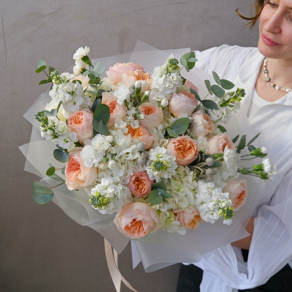 Ароматная маттиола и пионовидные розы Джульетта в букете "Миллион долларов"