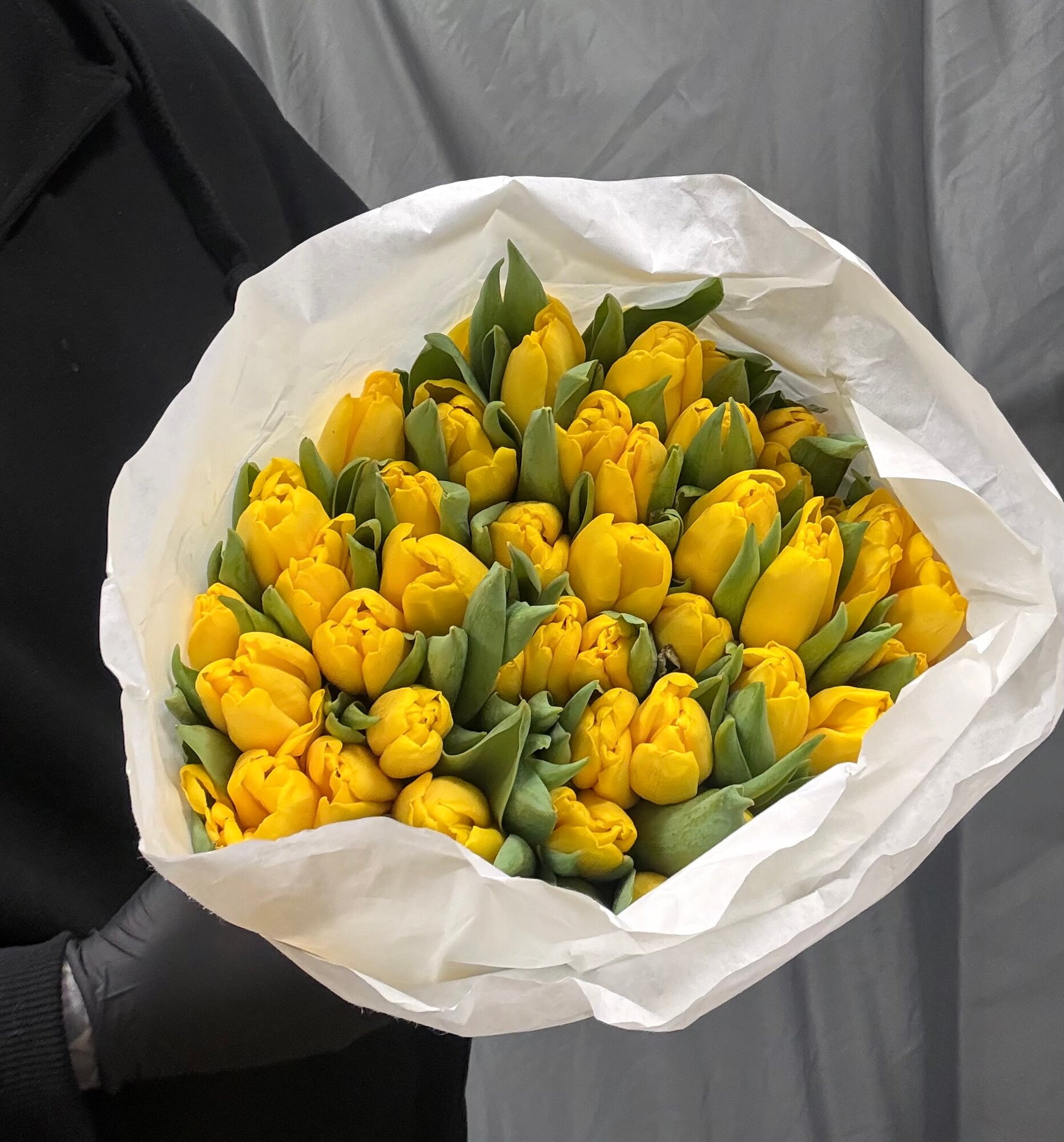Желтые тюльпаны в заводской упаковке , яркие сочные 45 штук, Символ солнца и радости — букет желтых тюльпанов