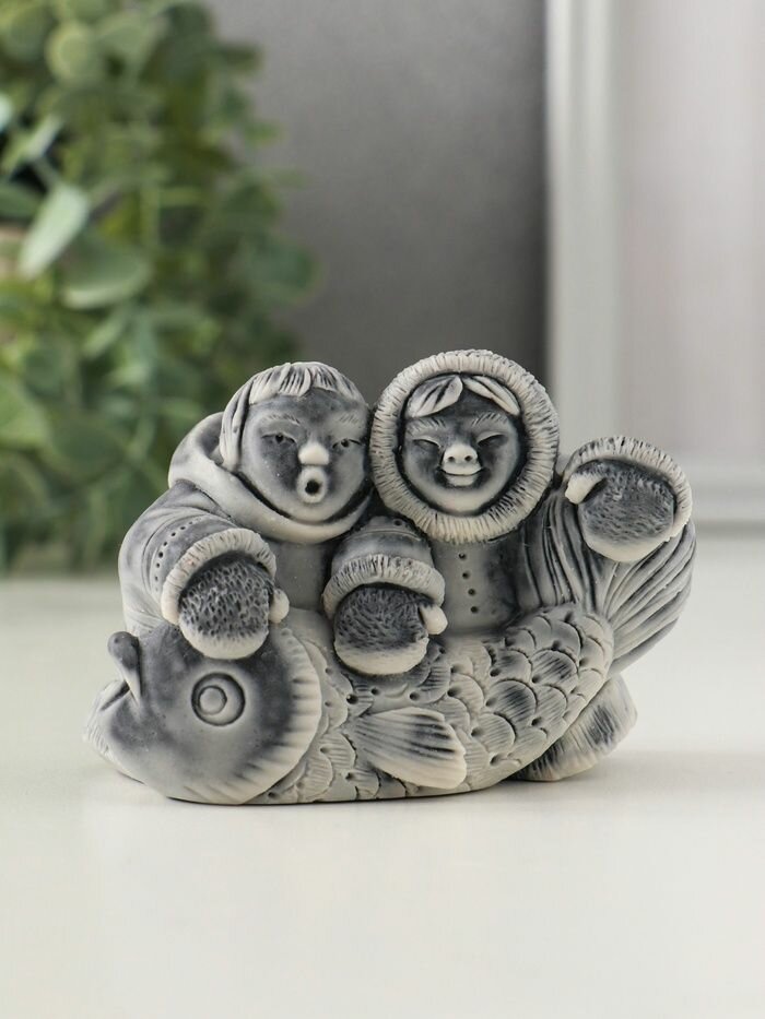 Фигурка Два рыбака с большой рыбиной , 5.8 см