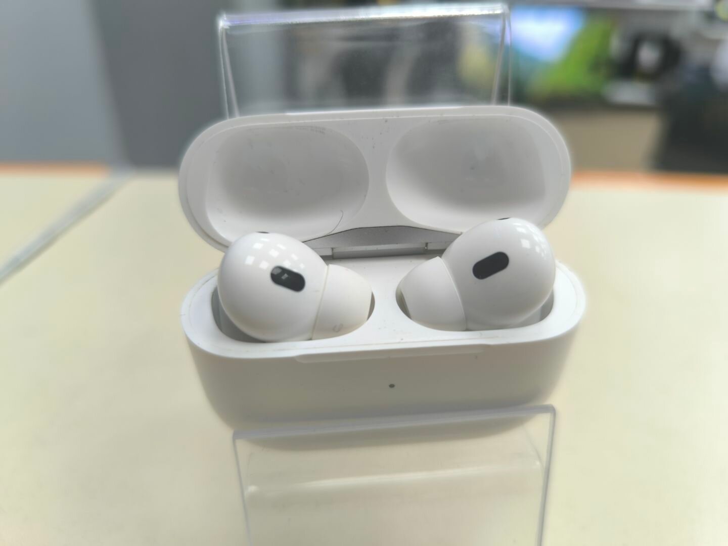 Беспроводные наушники Apple AirPods Pro 2, MagSafe Charging Case, USB-C, White,Б/У,Уценка