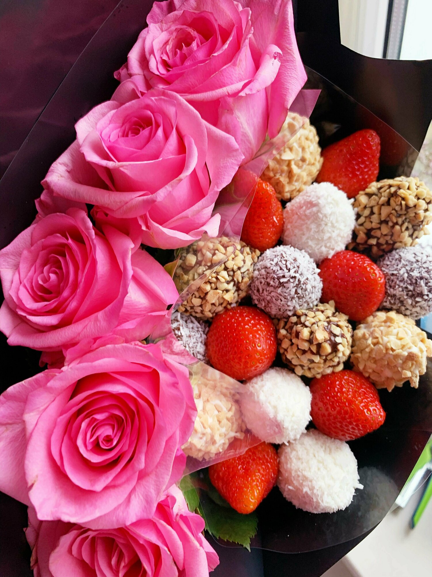 Клубника в шоколаде. Букет из роз для мамы, жены, дочери, сестры, бабушки, учительницы "BigBen"