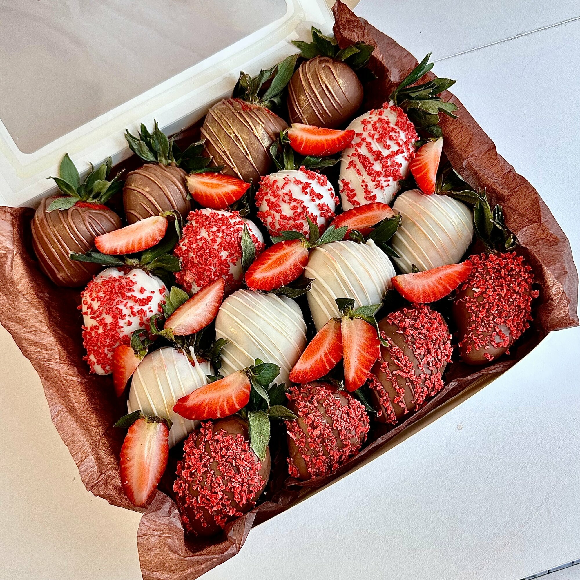 Набор из клубники в шоколаде с сублимированной клубникой 16-20 шт