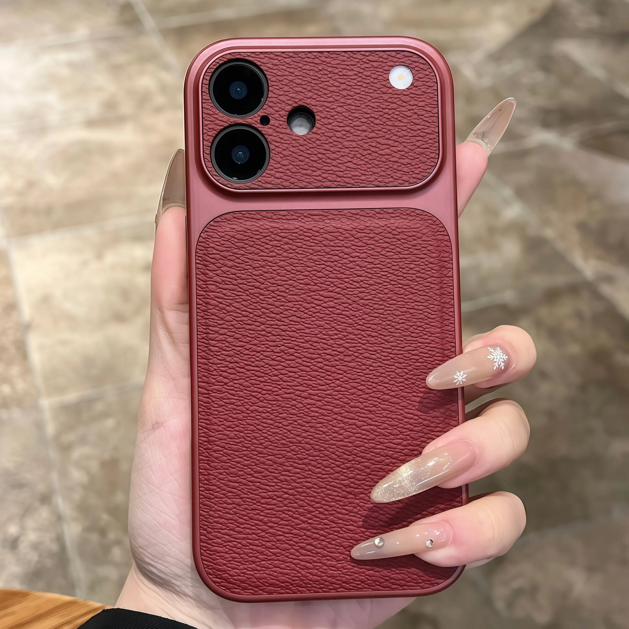Бордовый чехол для iPhone 15 с защитой камеры