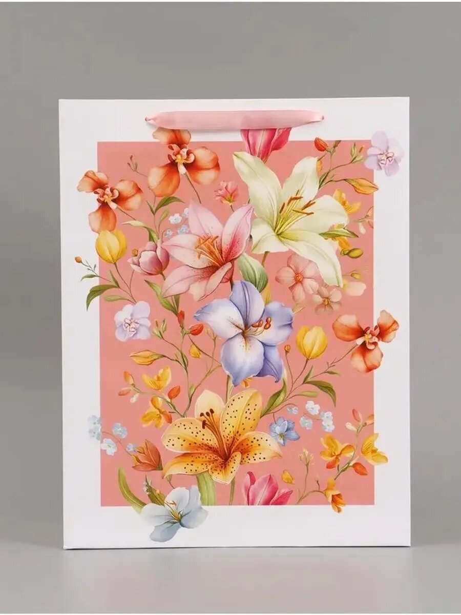 Подарочный пакет с цветочным дизайном