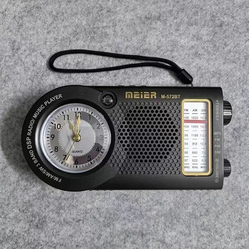 Радиочасы с приемом AM / FM / SW. Высокое качество звука и портативный, удобный дизайн для ежедневного использования. Серебро