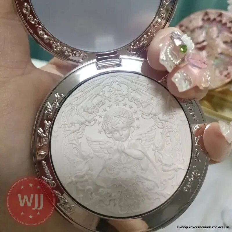 Пудра-хайлайтер Flower Knows Little Angel Emboss, естественно осветляет водянистую и трехмерную основу для макияжа.