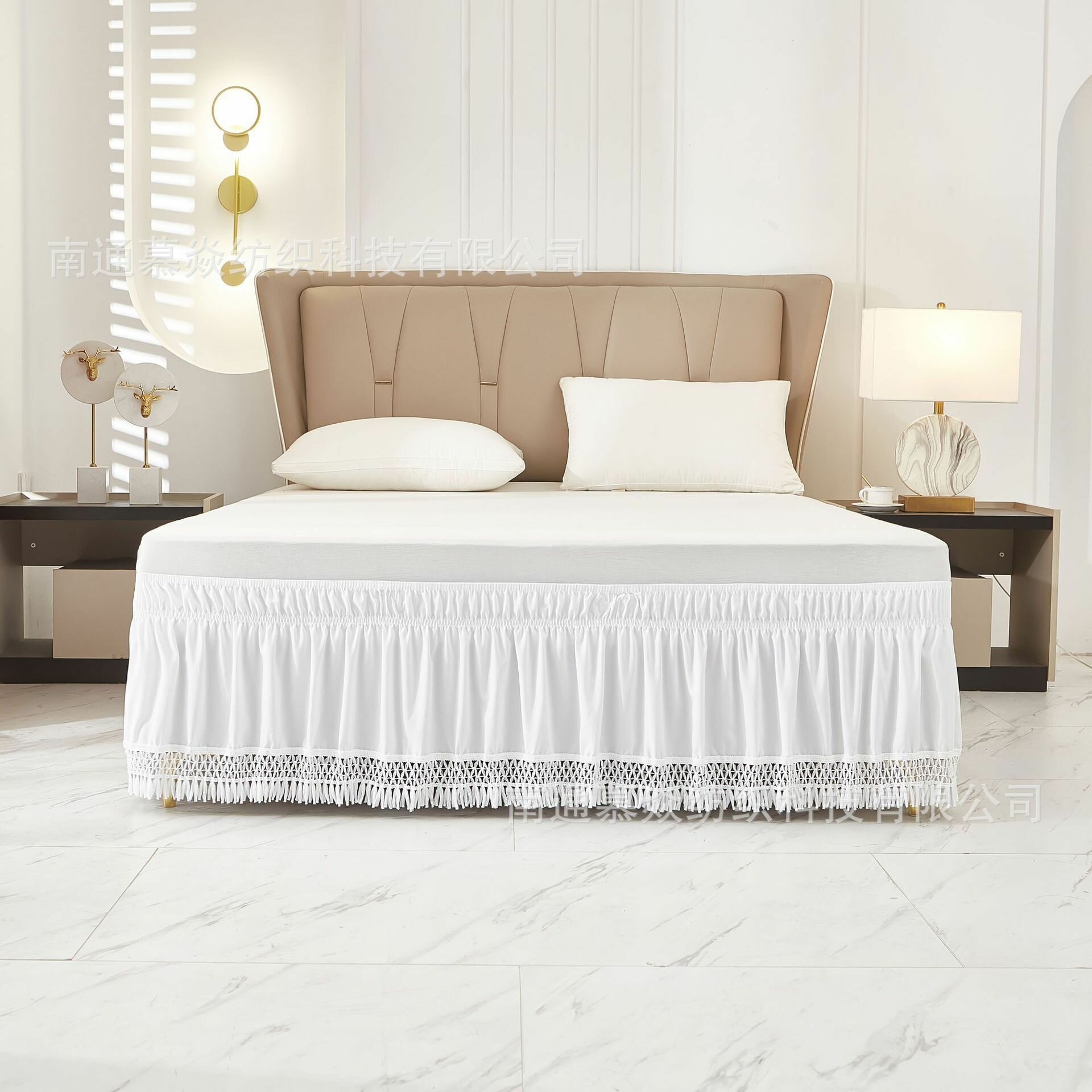 Подзор для кровати NoBrand белый King Size 203x198 см, с плиссировкой и бахромой, высота 41 см