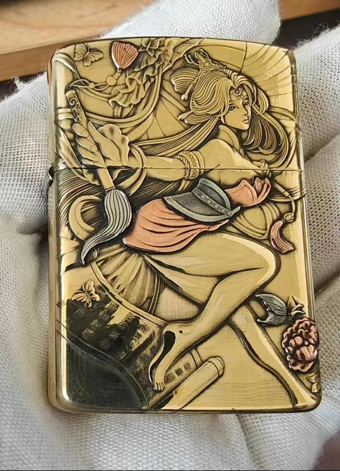 Zippo, "Двусторонний рельеф Женщина-судья , чистая латунь", пустая(без заправки)