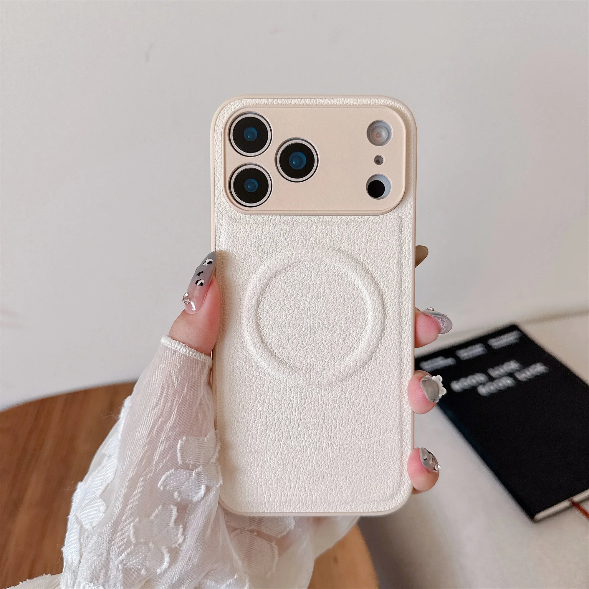 Белый чехол для iPhone 13 Pro с магнитом