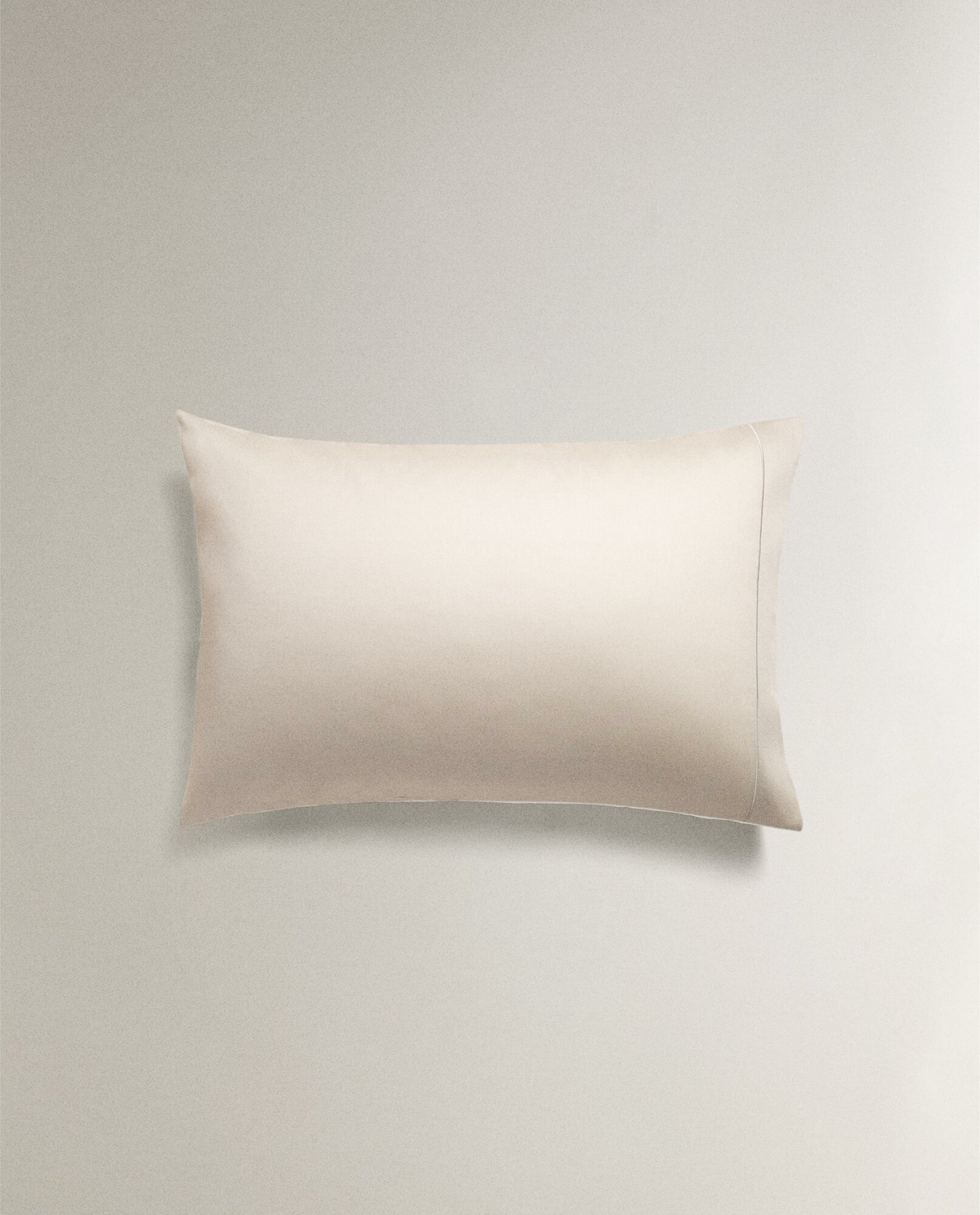 Атласная наволочка с отделкой (300 нитей на дюйм), 50 x 75 cm , BEIGE. Бренд - Zara Home