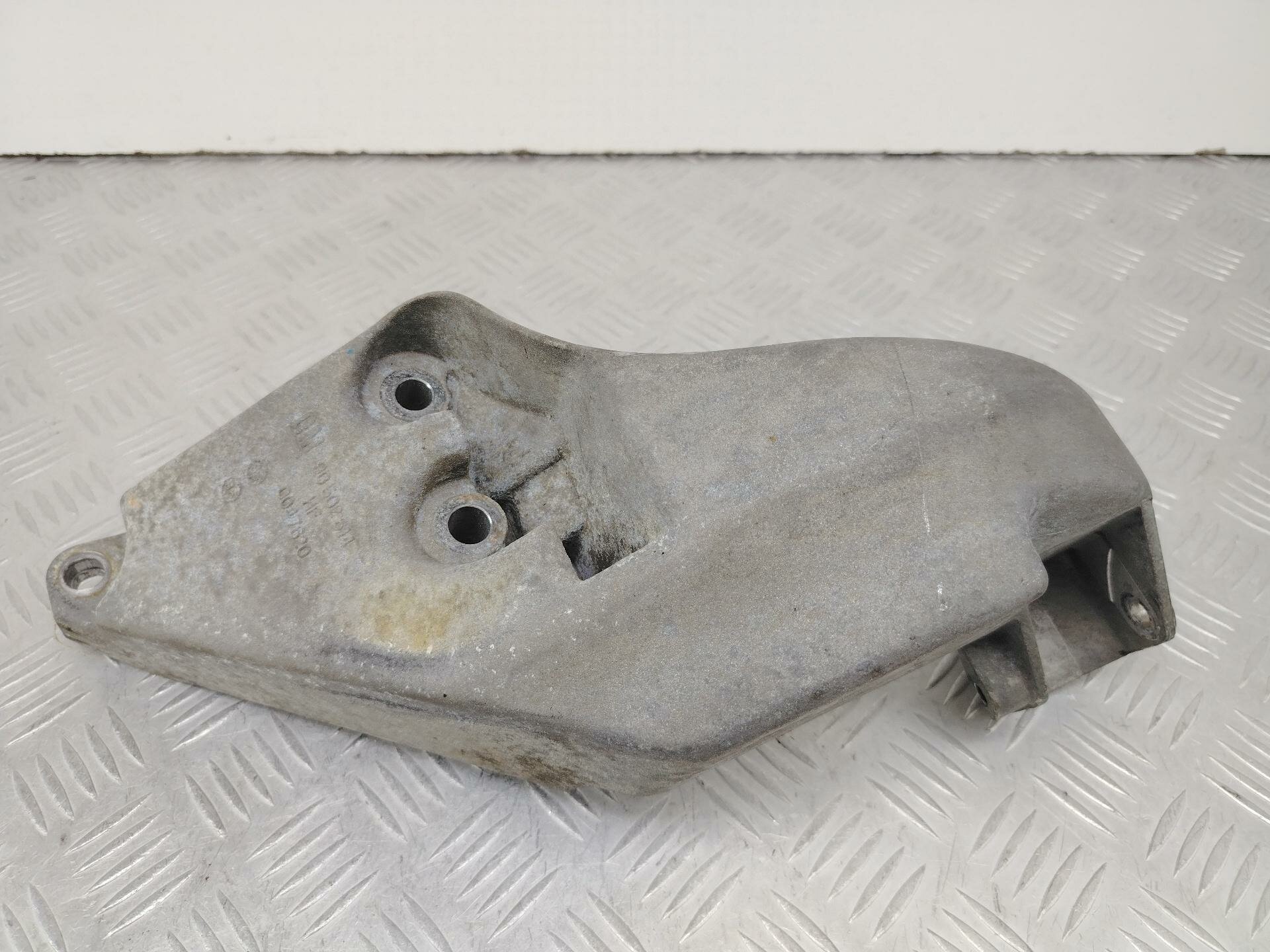 Кронштейн генератора Opel Vectra B 1996 90502614