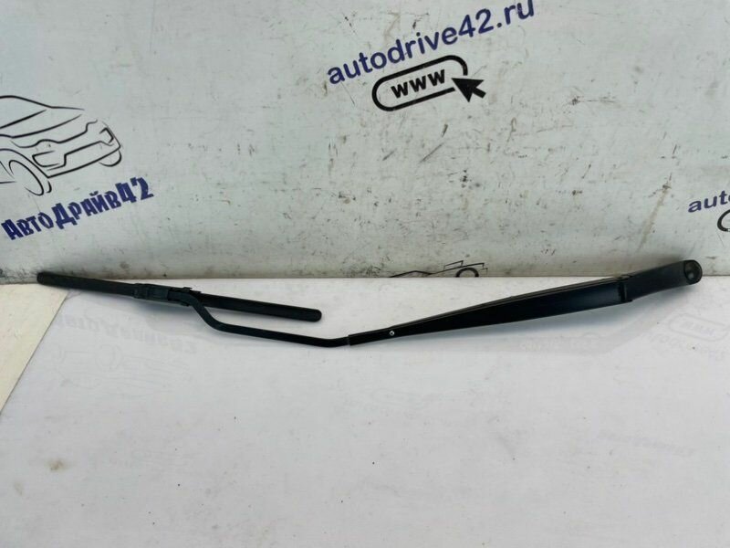 Держатель щетки стеклоочистителя Hyundai Solaris 2012 983201R000 RB G4FC, правый (с пробегом)