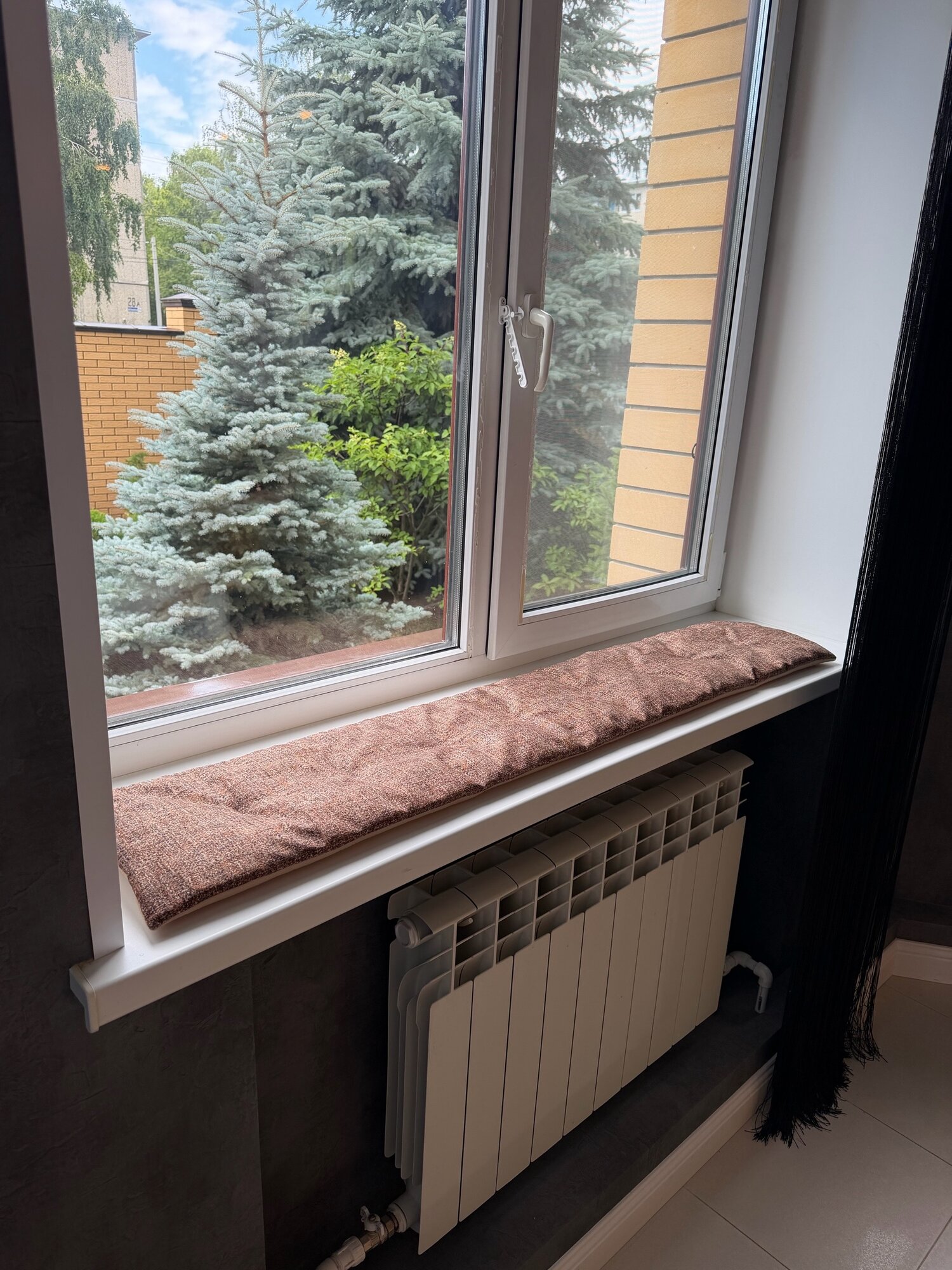 Лежанка 26*140 для кошек и собак на подоконник. Не скользит по поверхности.
