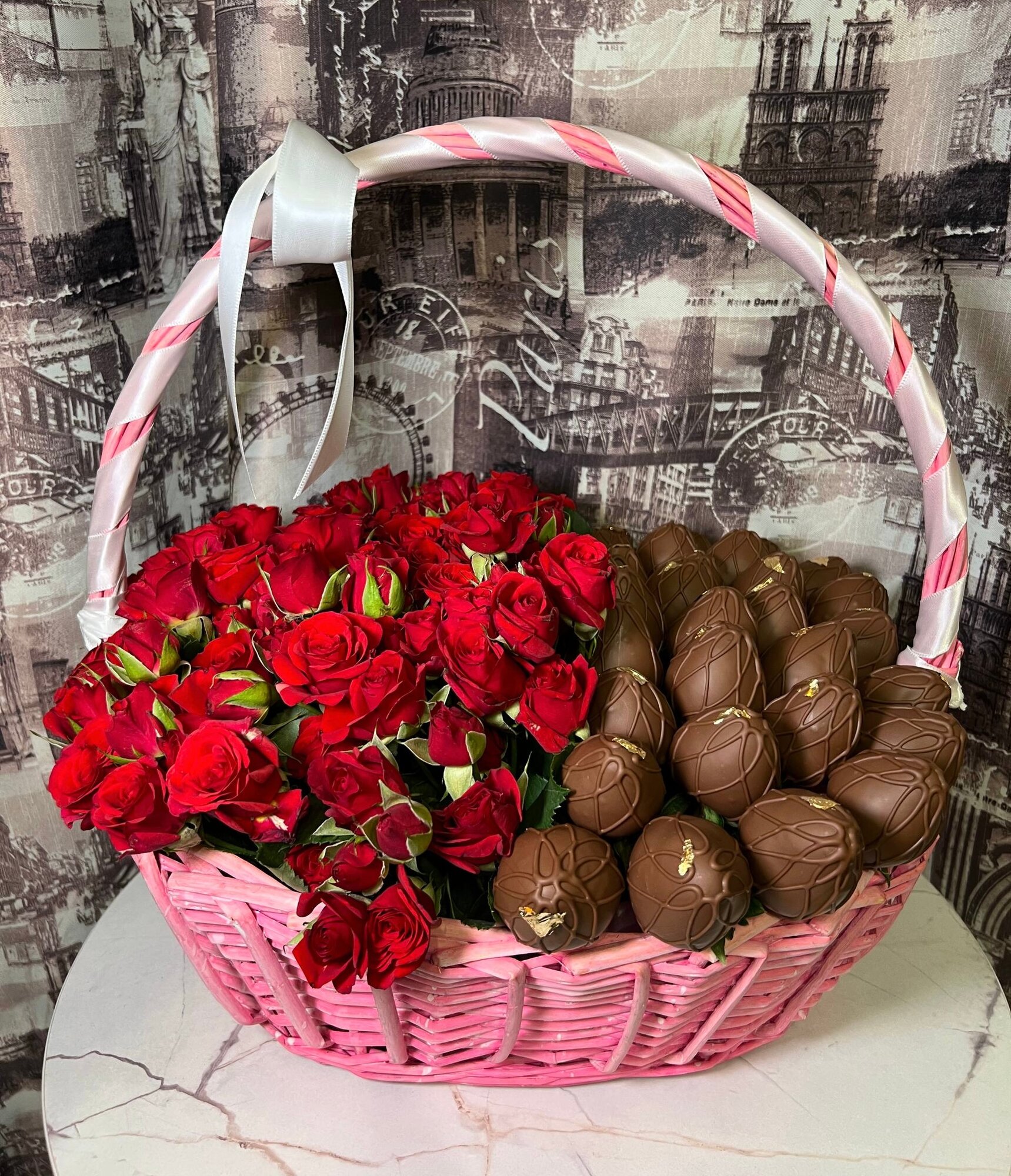 Композиция в корзине из 35 штук клубники в премиальном бельгийском шоколаде с цветами