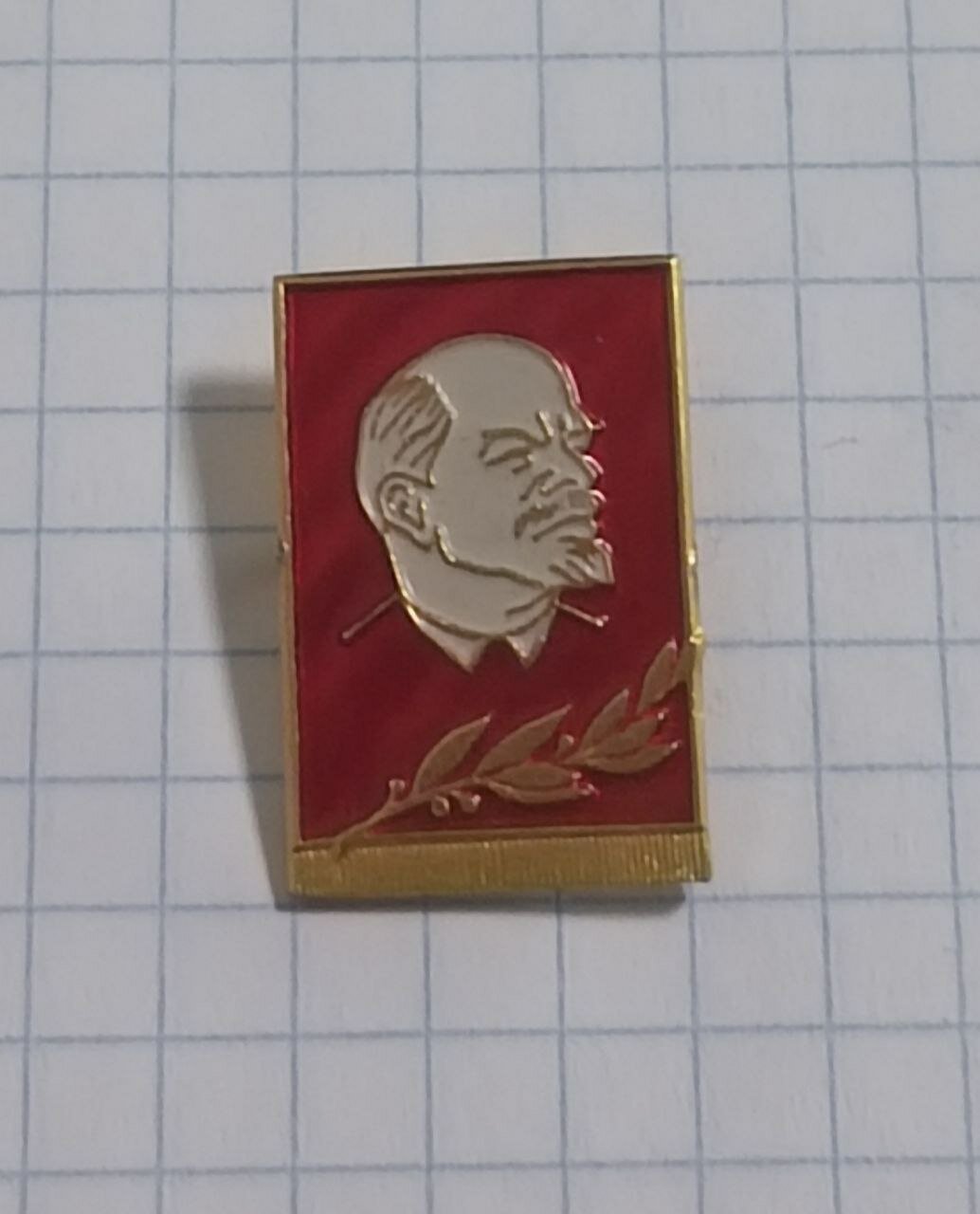Значок "Портрет Ленина на красном фоне"