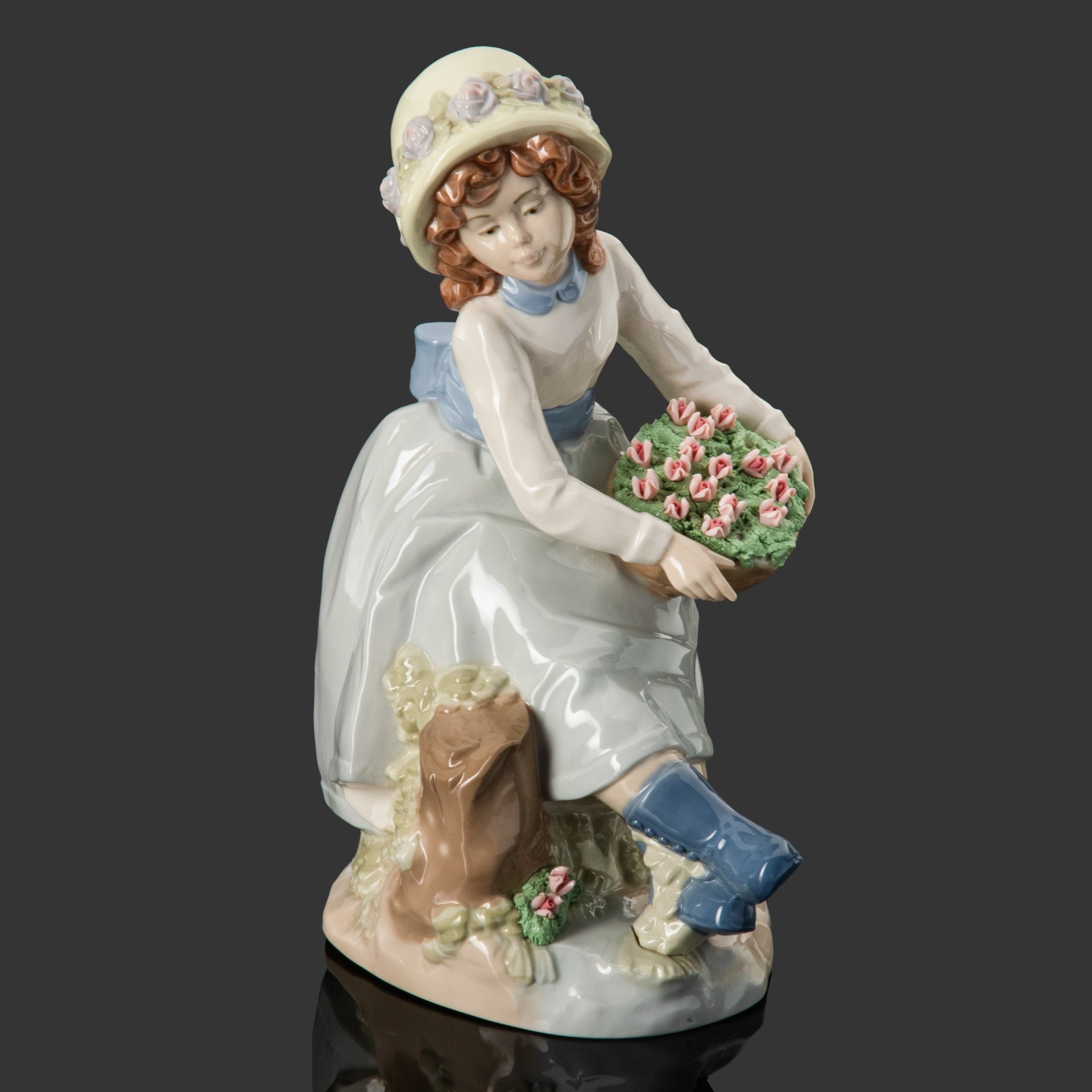 Статуэтка "Девочка с корзиной цветов", Nadal, фарфор, роспись, Испания, 1970-2000 гг.