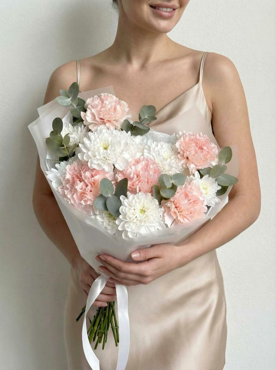 Букет из кустовой хризантемы и диантусов, с ароматным эвкалиптом