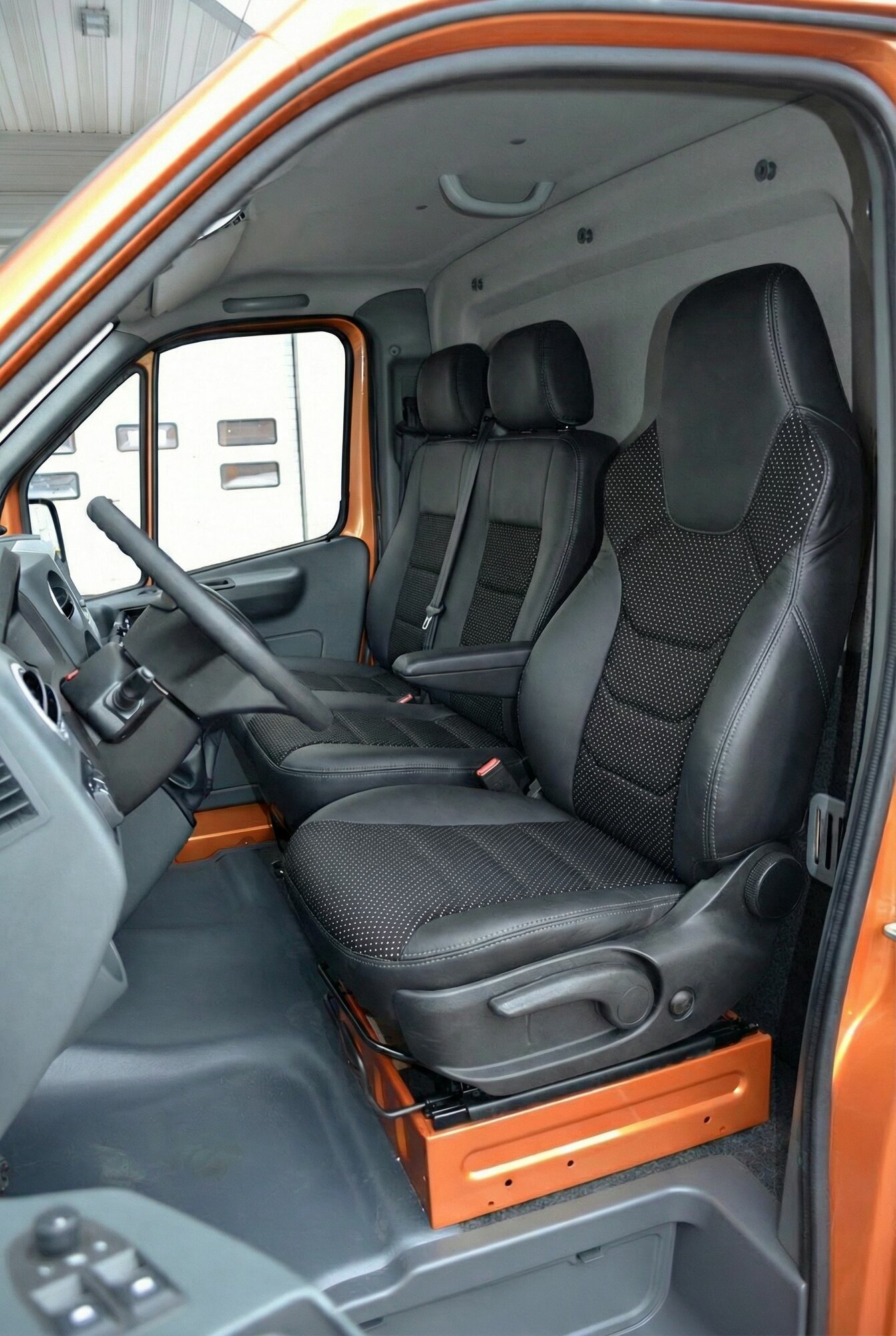 Авточехлы 1+2 для 3302 Газель, ГАЗ 33025, ГАЗ 330252, Газель Бизнес, Газель Next, Газель Соболь (водительское сиденье Рекаро, пассажирские по форме сидений)