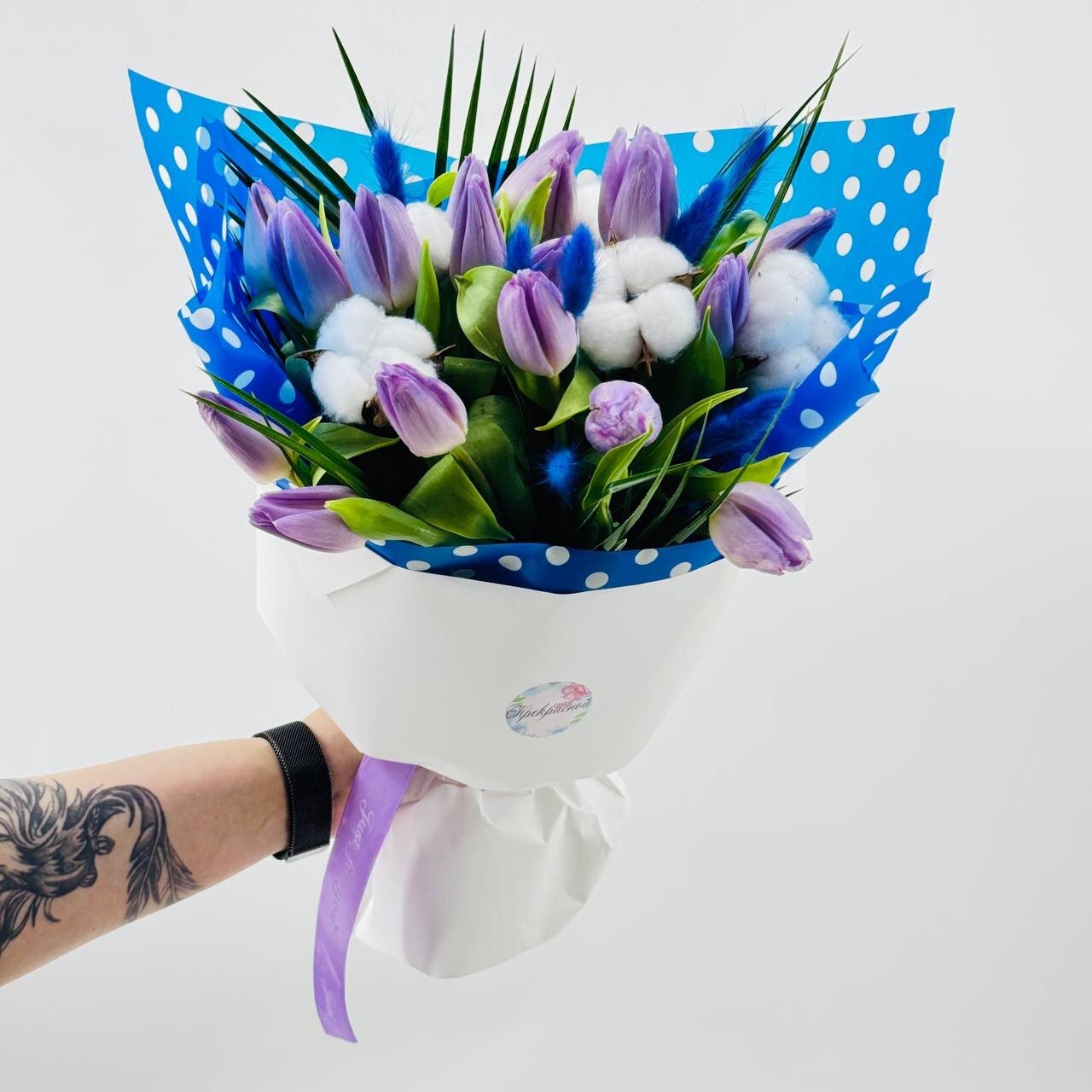 Авторский букет из 17 тюльпанов с хлопком, лагурус и робелини. Цветы тюльпаны