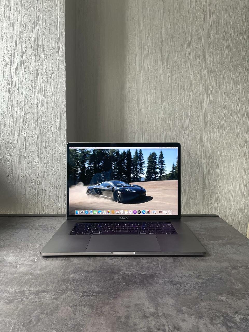 15.4" Ноутбук Apple MacBook Pro 15 2018, Intel Core i7 2.2 ГГц, RAM 32 ГБ, SSD 256 ГБ, Radeon Pro 555X, UHD Graphics 630