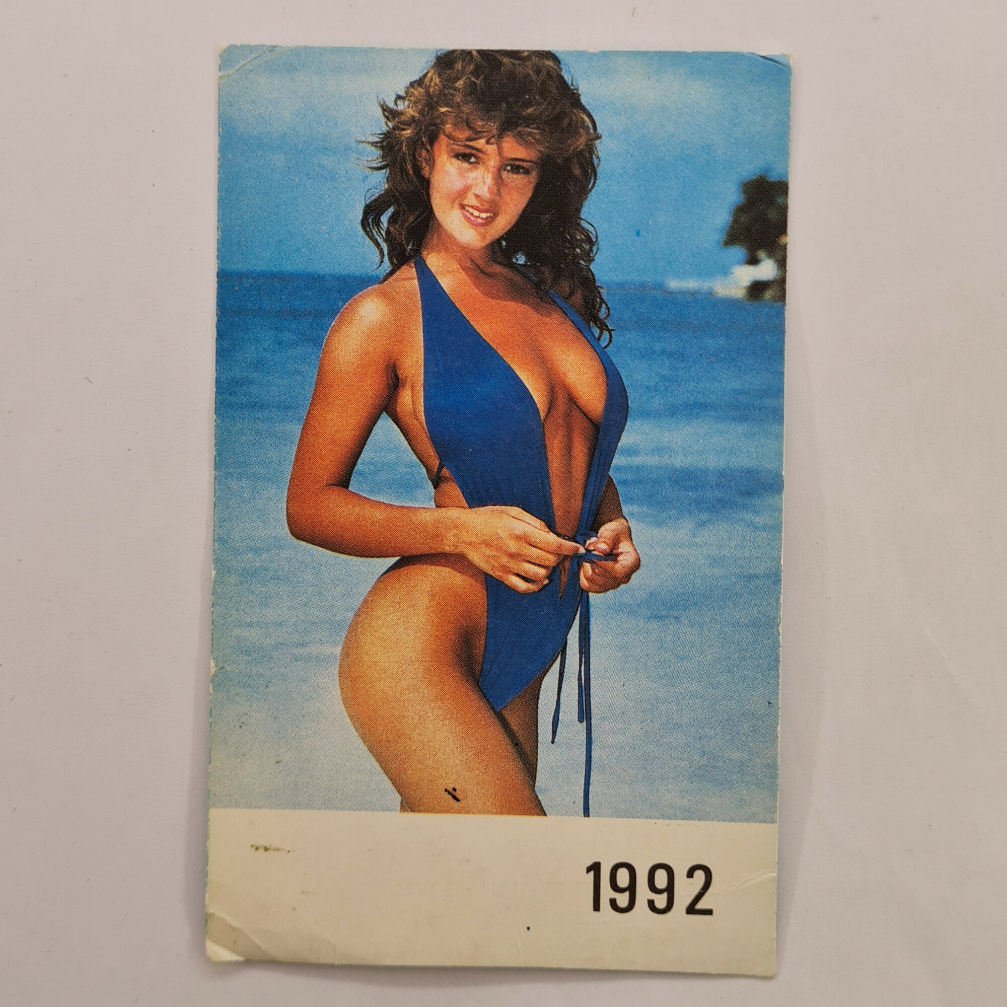 Карманный календарик 1992. Изображение девушки на пляже в купальнике. Календарь винтажный