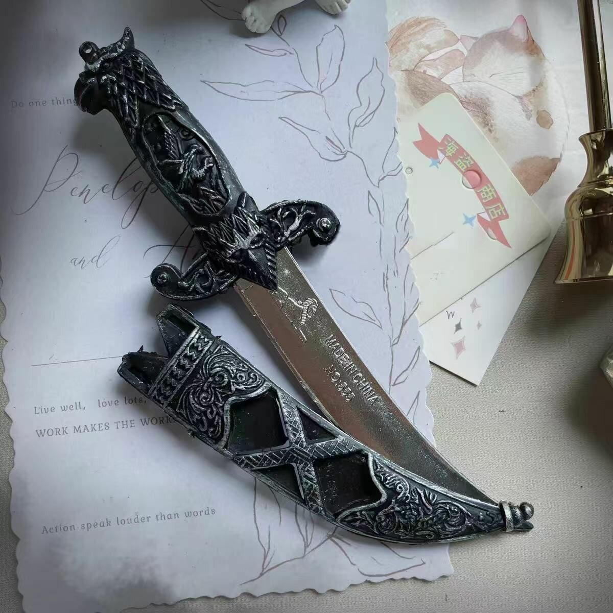 Пластиковый бутафорский нож в готическом стиле