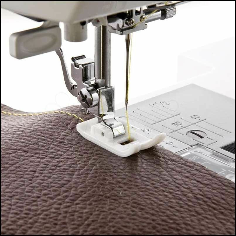 Лапка пластиковая для бытовой швейной машины с низким хвостовиком