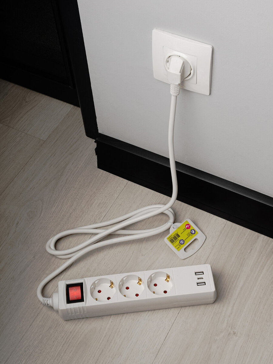 Удлинитель электрический ФАZА FES-03-150 USB (3 х 1,5) с заземлением, с выключателем, 230В, 1,5 м. белый .5064904