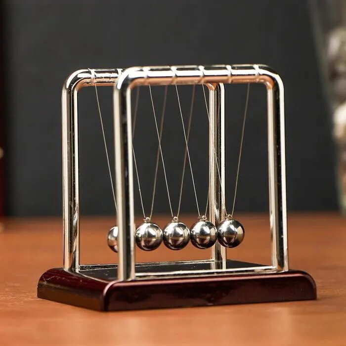 Маятник Ньютона на квадратной подставке тёмно-красный,9cm×7.5cm