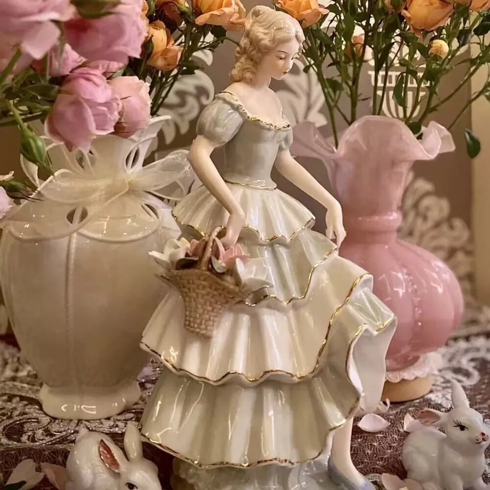 Керамическая фигурка ангела в белом платье с голубыми крыльями, интерьерный декор