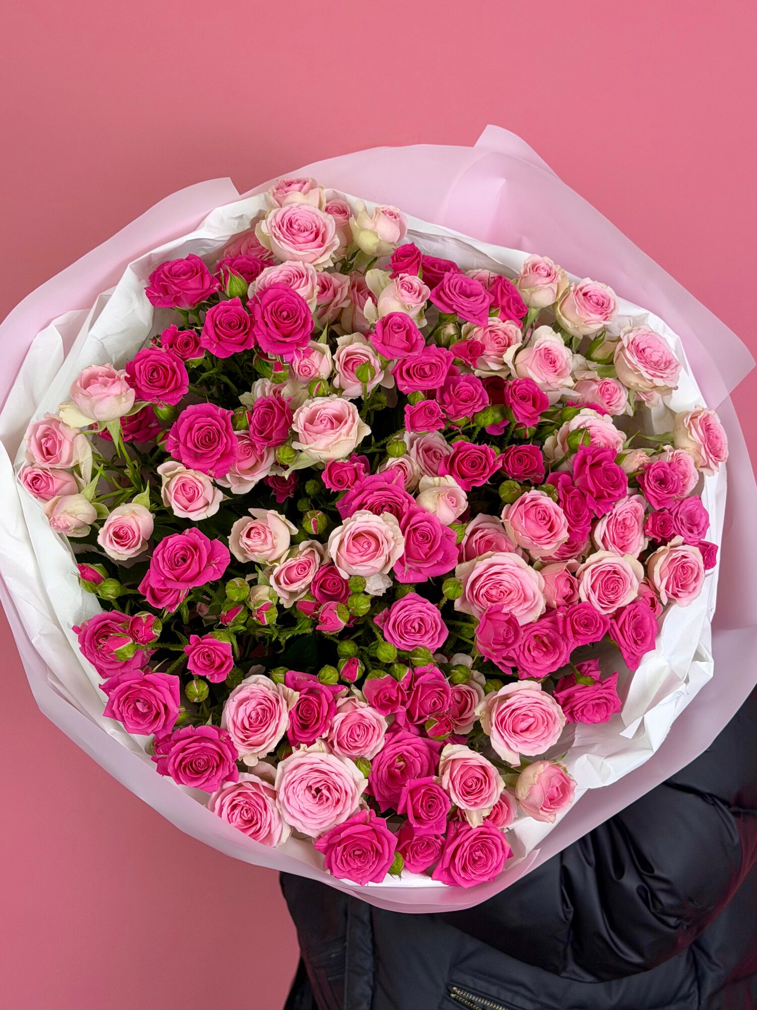 Микс букет из кустовых роз Динара и Лав Лидия в подарочной упаковке с доставкой до двери