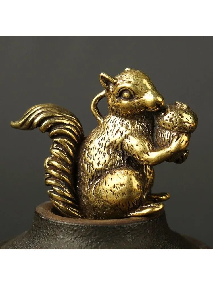 Бронзовые украшения в виде белок