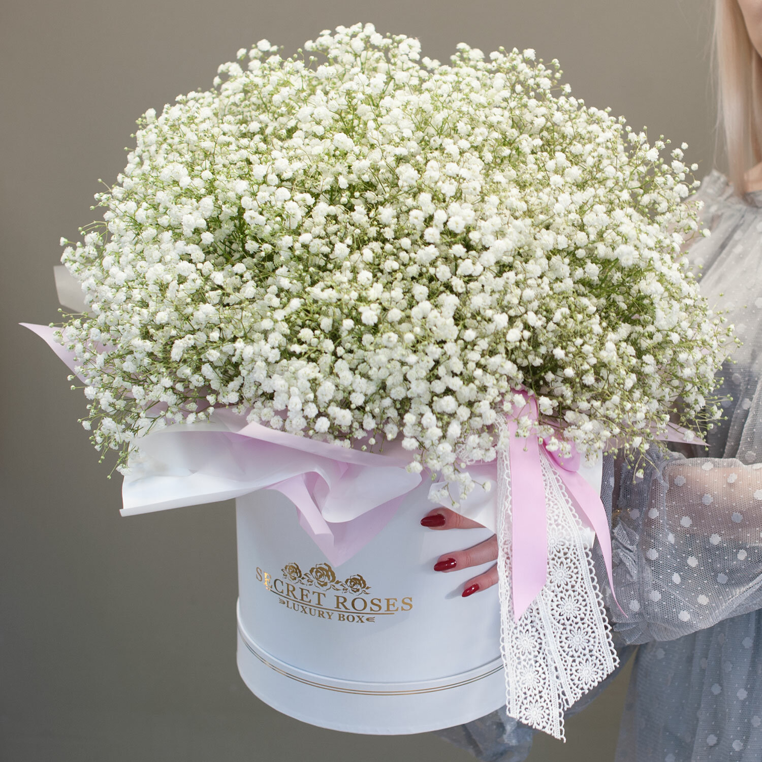 Шляпная коробка из белой гипсофилы "Воздушная"