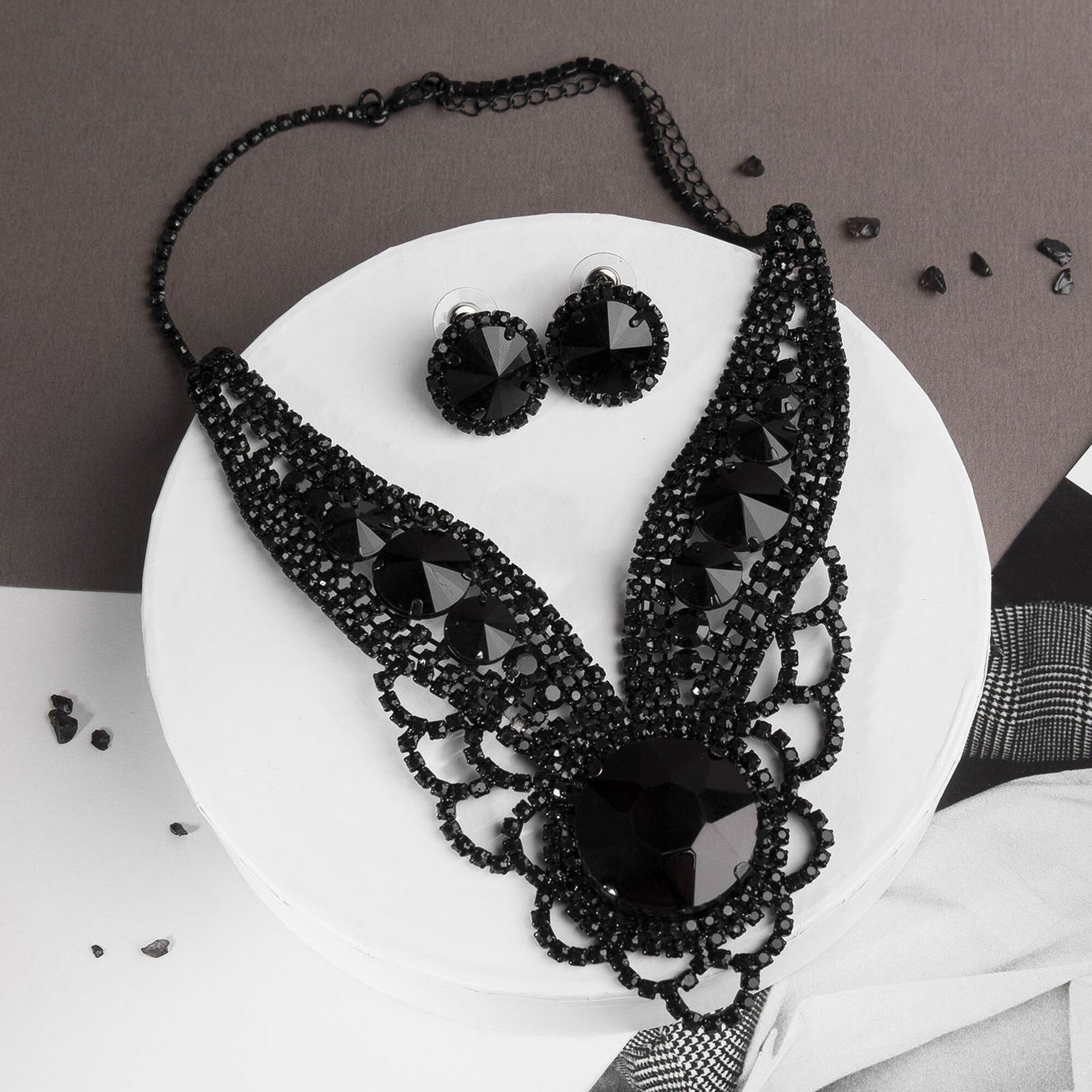 Комплект бижутерии: колье, серьги, стекло