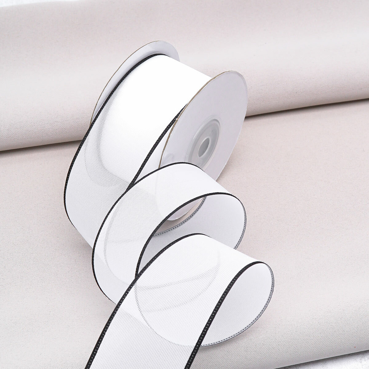 Лента декоративная, ширина 4 см, цвет белый с черным краем, длина 9,14 м