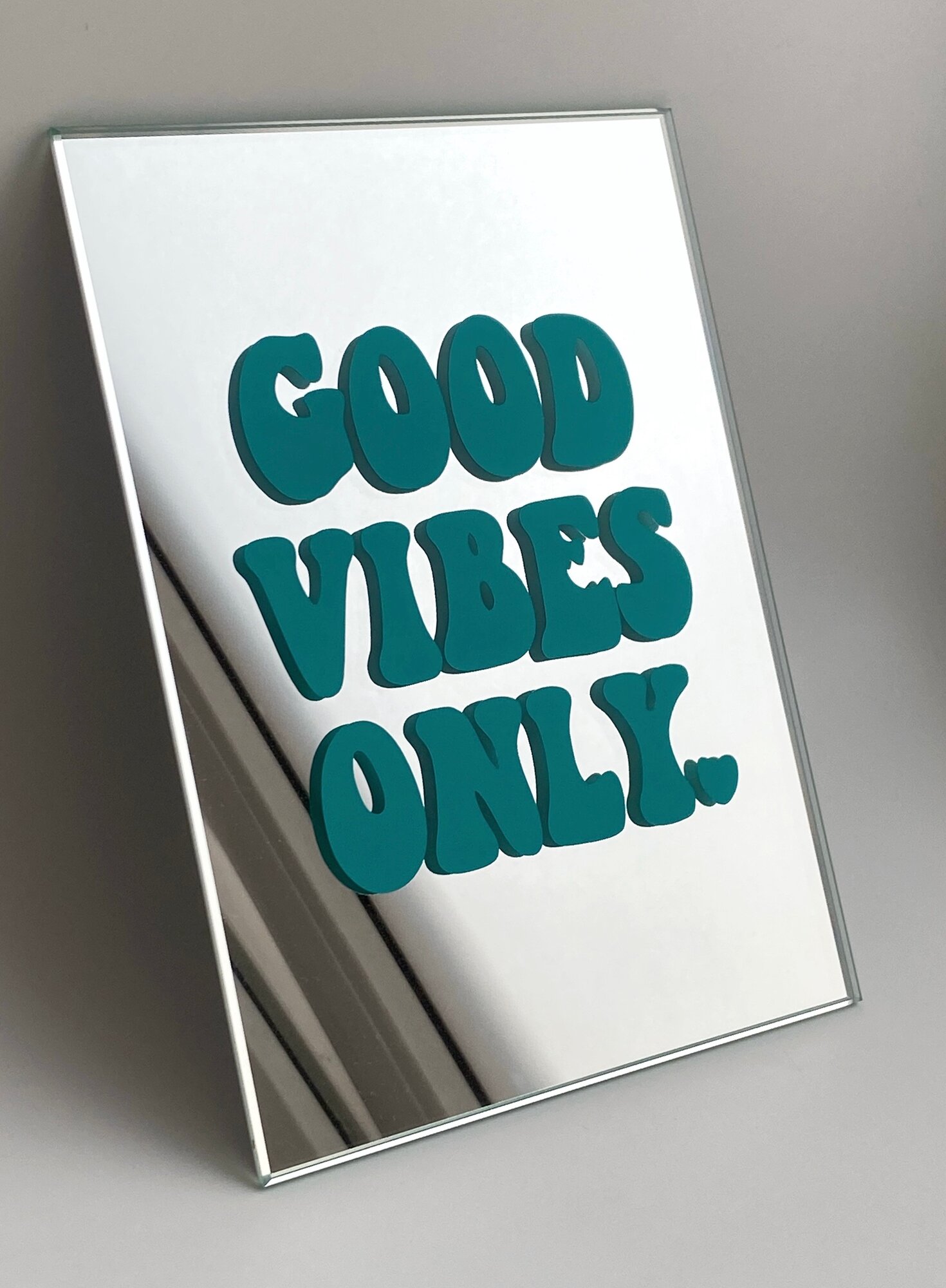 Интерьерное зеркало, стеклянная плитка, с надписью, размер 13х18