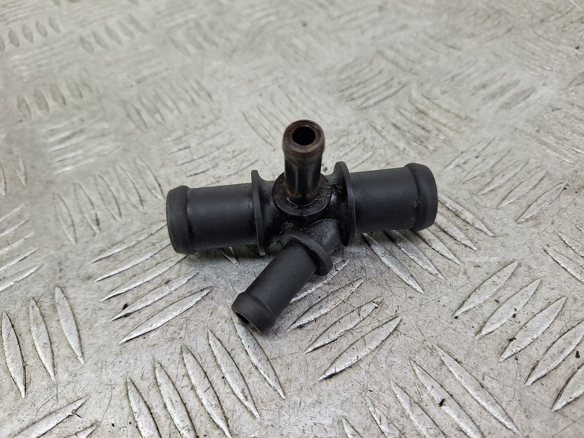 Фланец (тройник) системы охлаждения Volkswagen Passat B6 2009