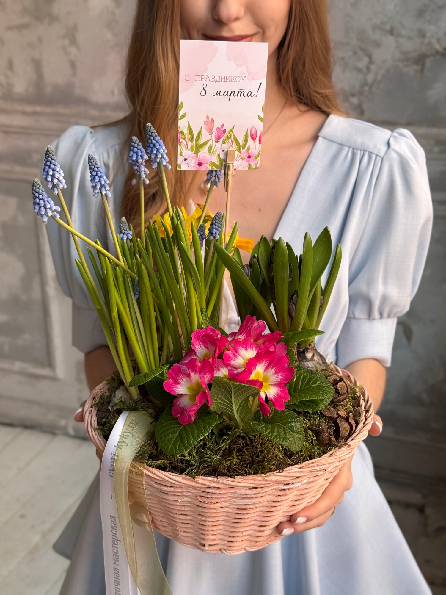 Первоцветы в персиковой корзине "Цветы с Кукушкой", примула, мускари, нарциссы