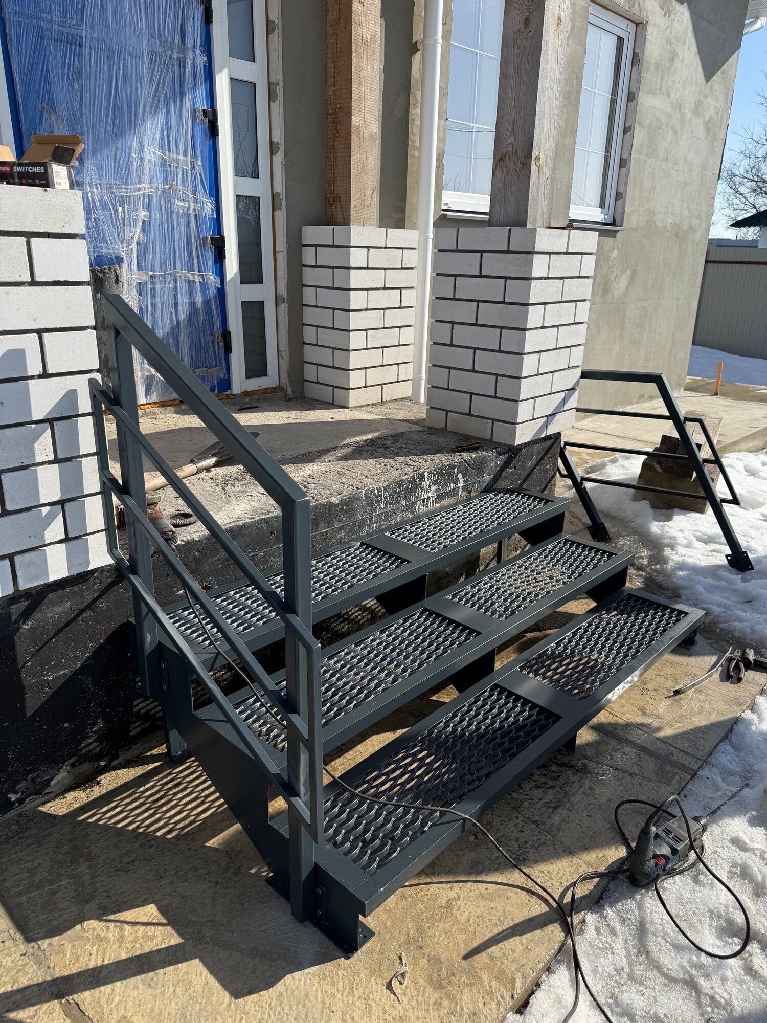 Лестница-крыльцо 3 ступени , с ступенями из ПВЛ, ограждения с одной стороны . Ширина 1,3 метра. Высота 45 см.