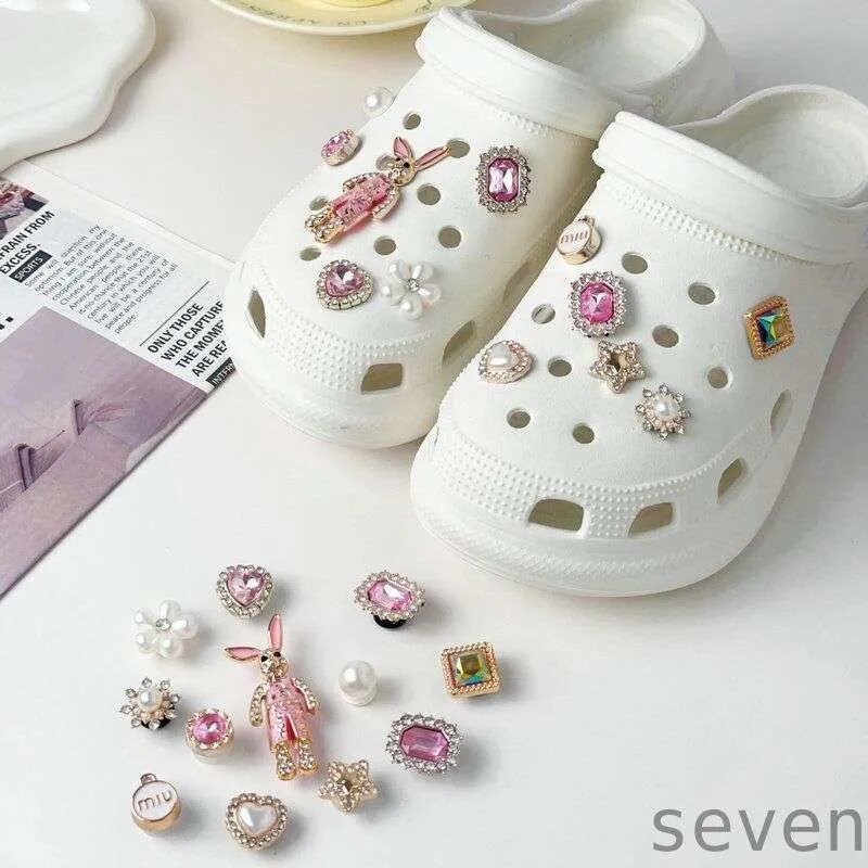 Джиббитсы для Crocs 12 шт. Набор украшений для обуви в виде цветов, бабочек и других милых фигурок