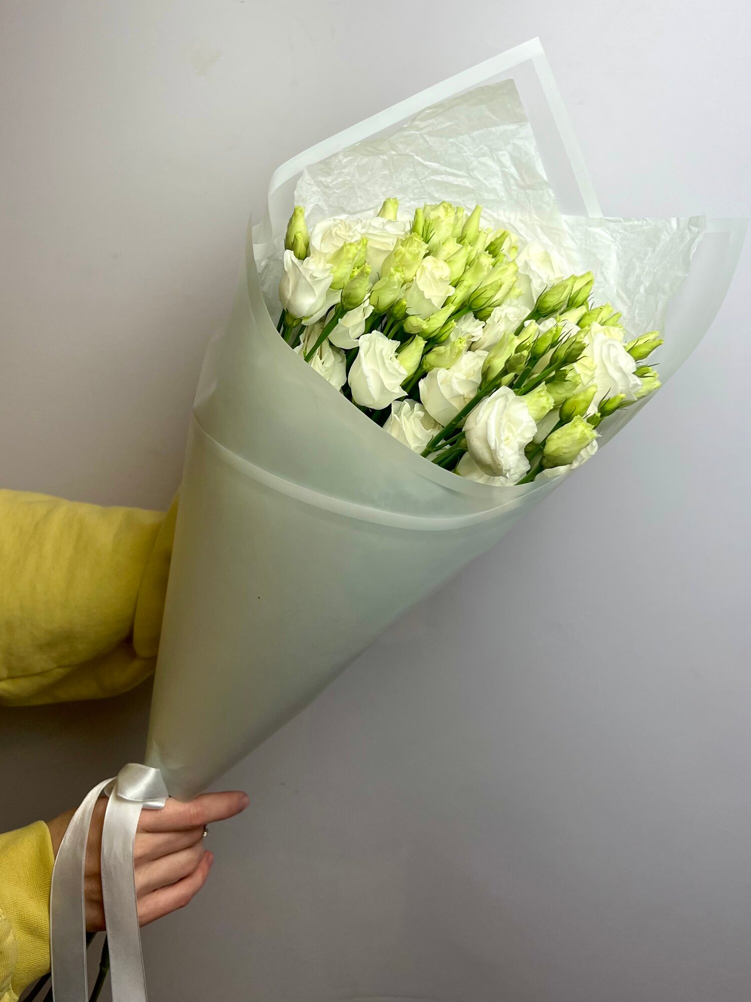 Свежий и весенний монобукет из 5 нежных эквадорских эустом