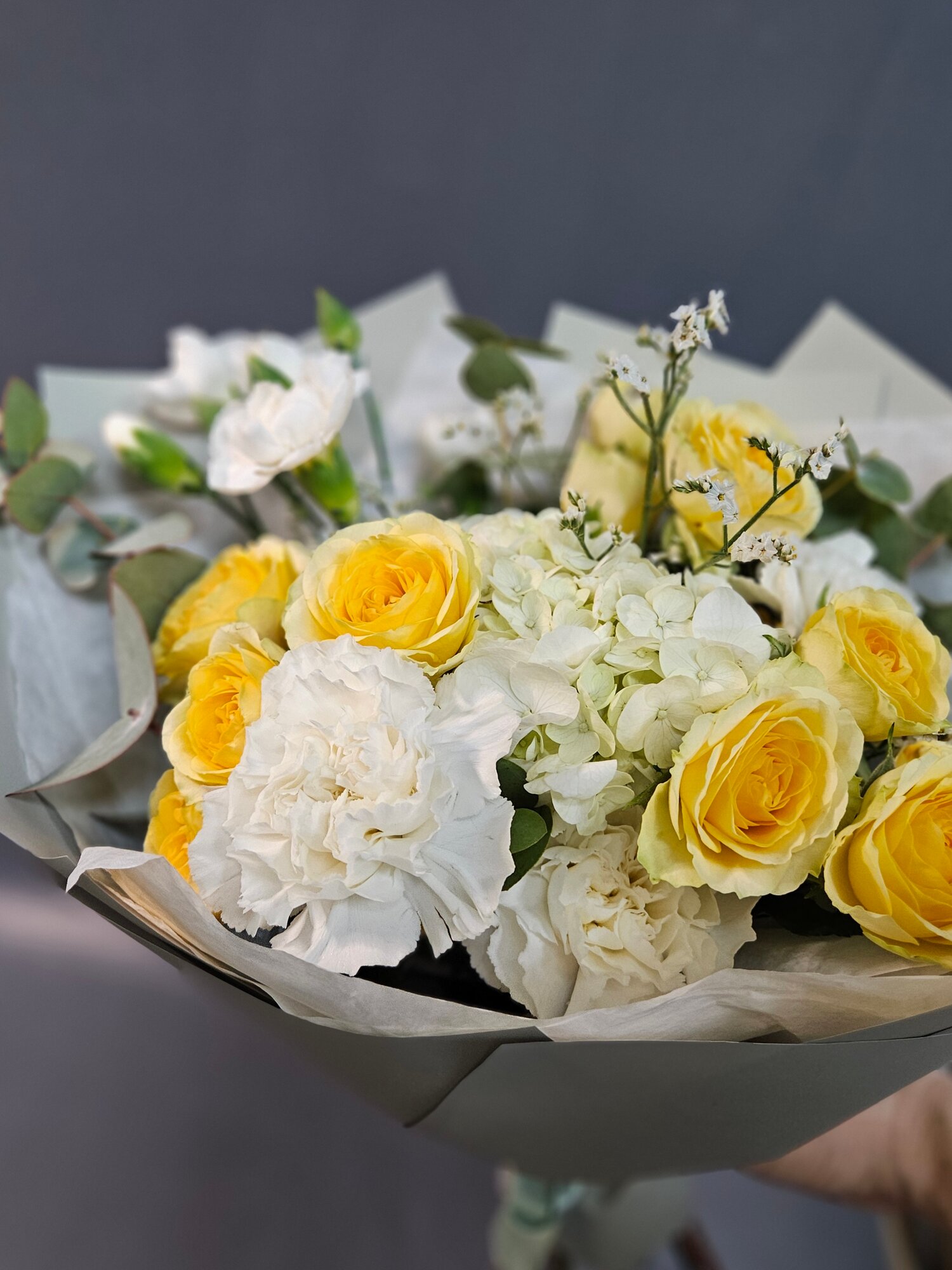 Букет с жёлтой кустовой розой, белого гвоздикой и гортензией
