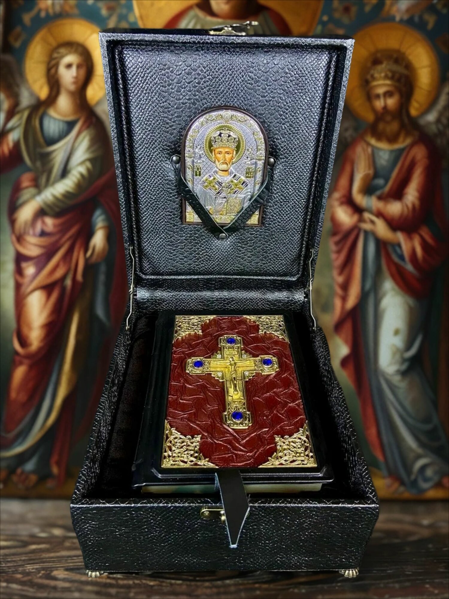 Библия с иконой в шкатулке.
